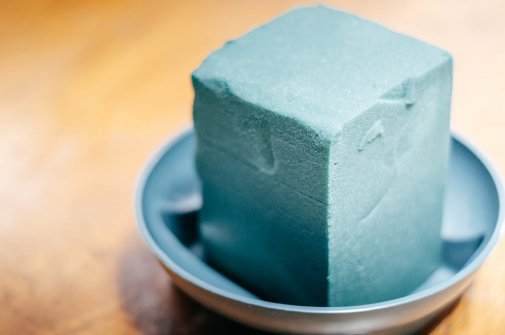 How to make a lush posy table arrangement like a florist – Happy Home ...